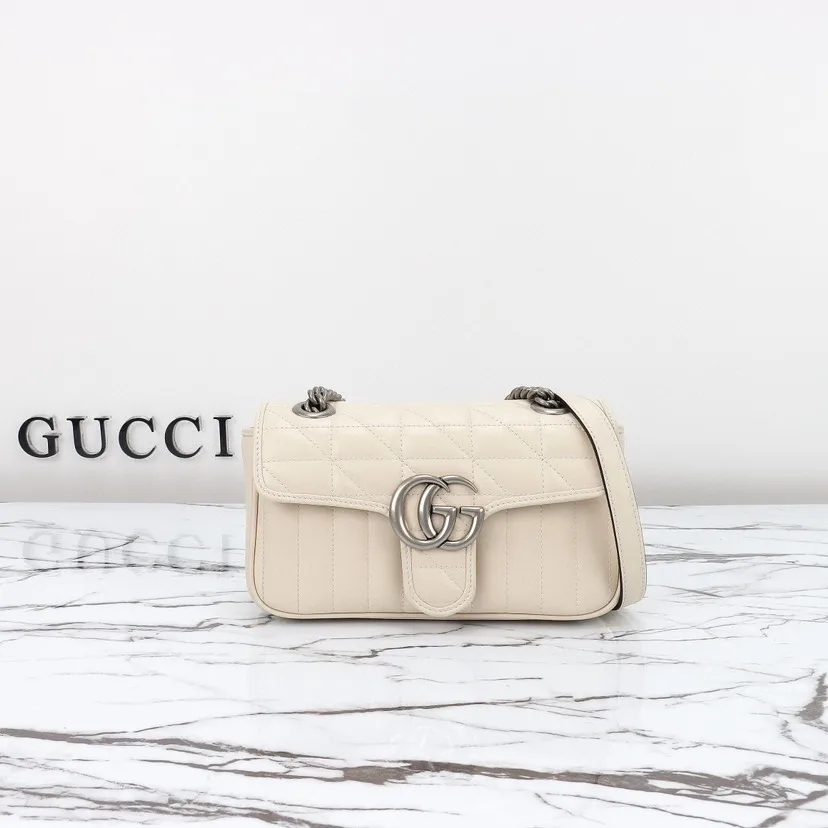 Gucci Gucci GG Marmont Коллекция Mini Женщина с наклонной сумкой ...