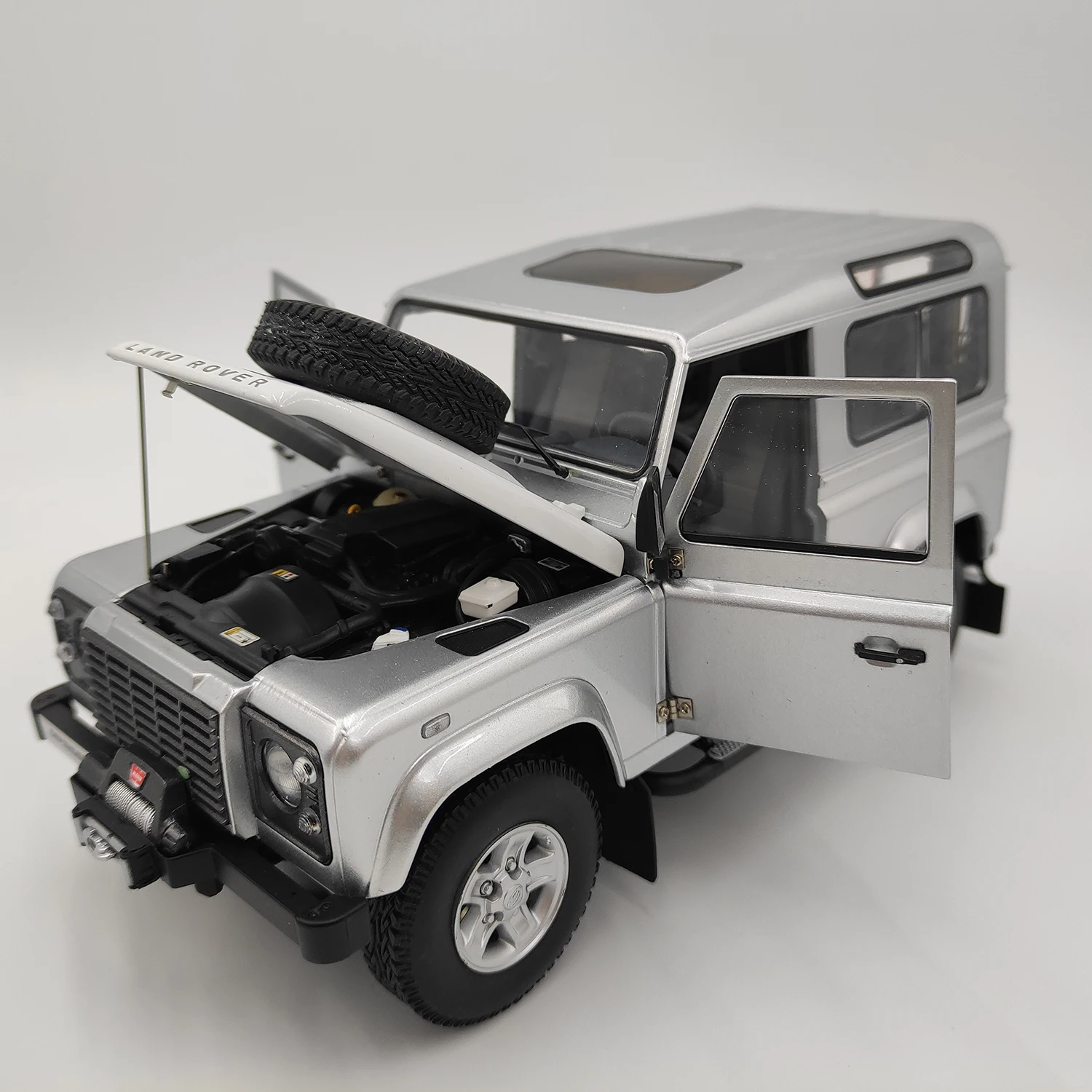 Коллекционная модель Land Rover Defender 90 WELLY 1/18 Indus Silver ...