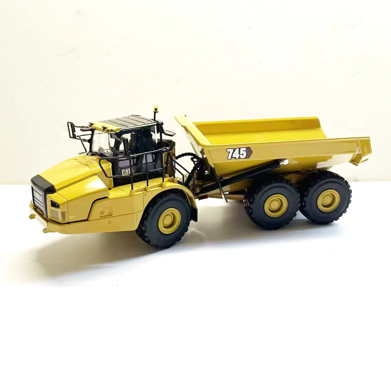 WELLY CAT 745 жёлтый 1:50 | AliExpress